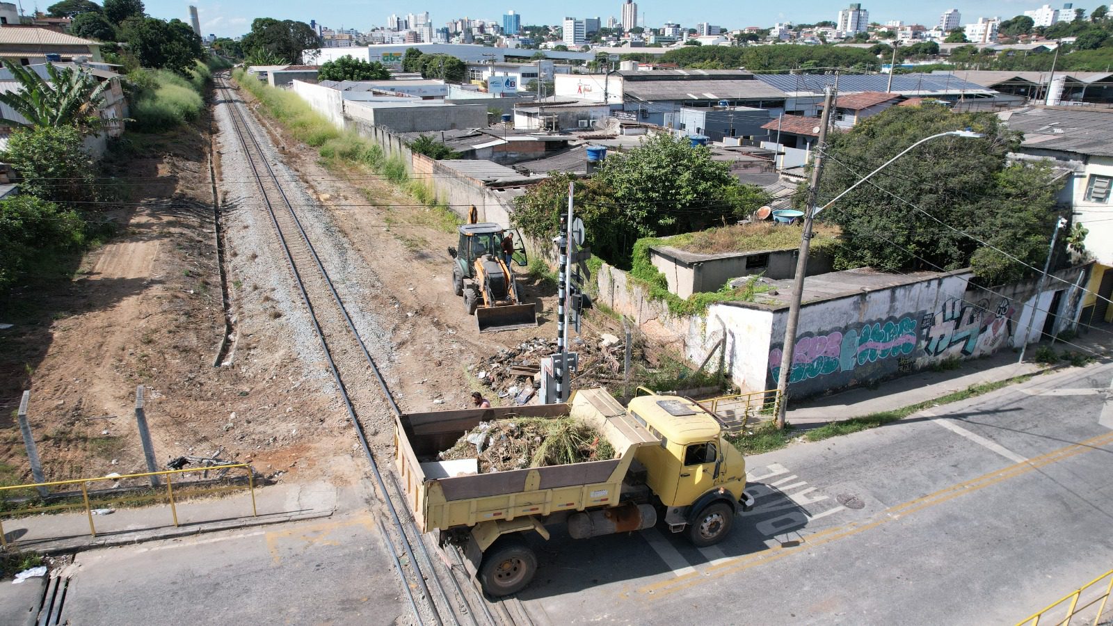 Prefeitura e VLI realizam operação de limpeza no entorno da linha ...